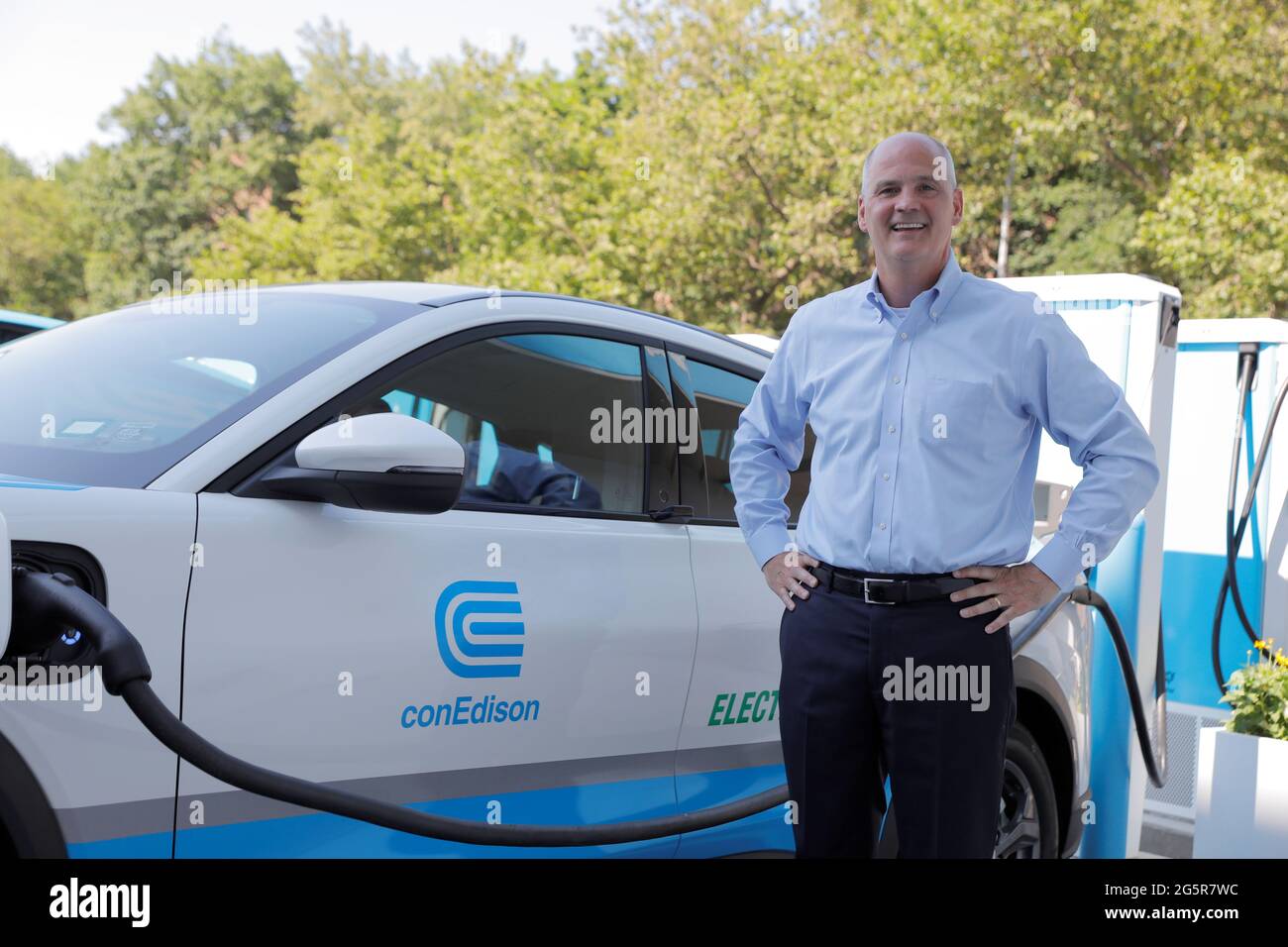 Chief officer ribbon cutting hi-res stock photography and images - Alamy