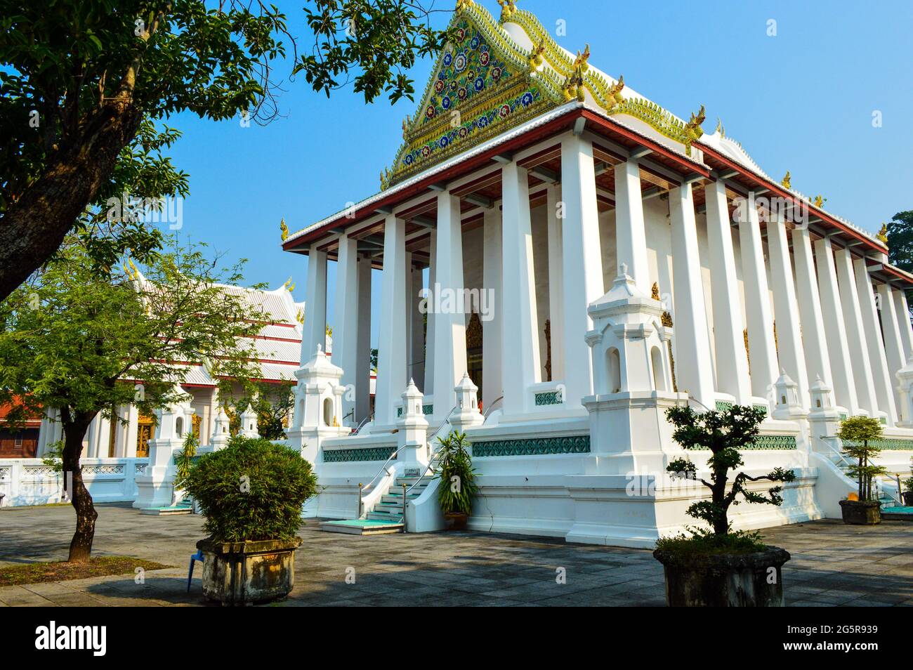 The temple architecture is the residence of the monks and is the whole ...