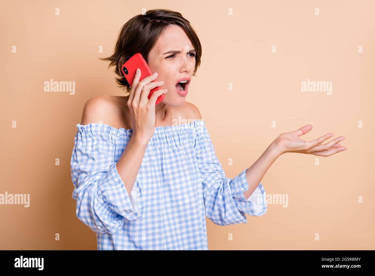 Photo portrait of confused girl not understanding hearing talking on ...