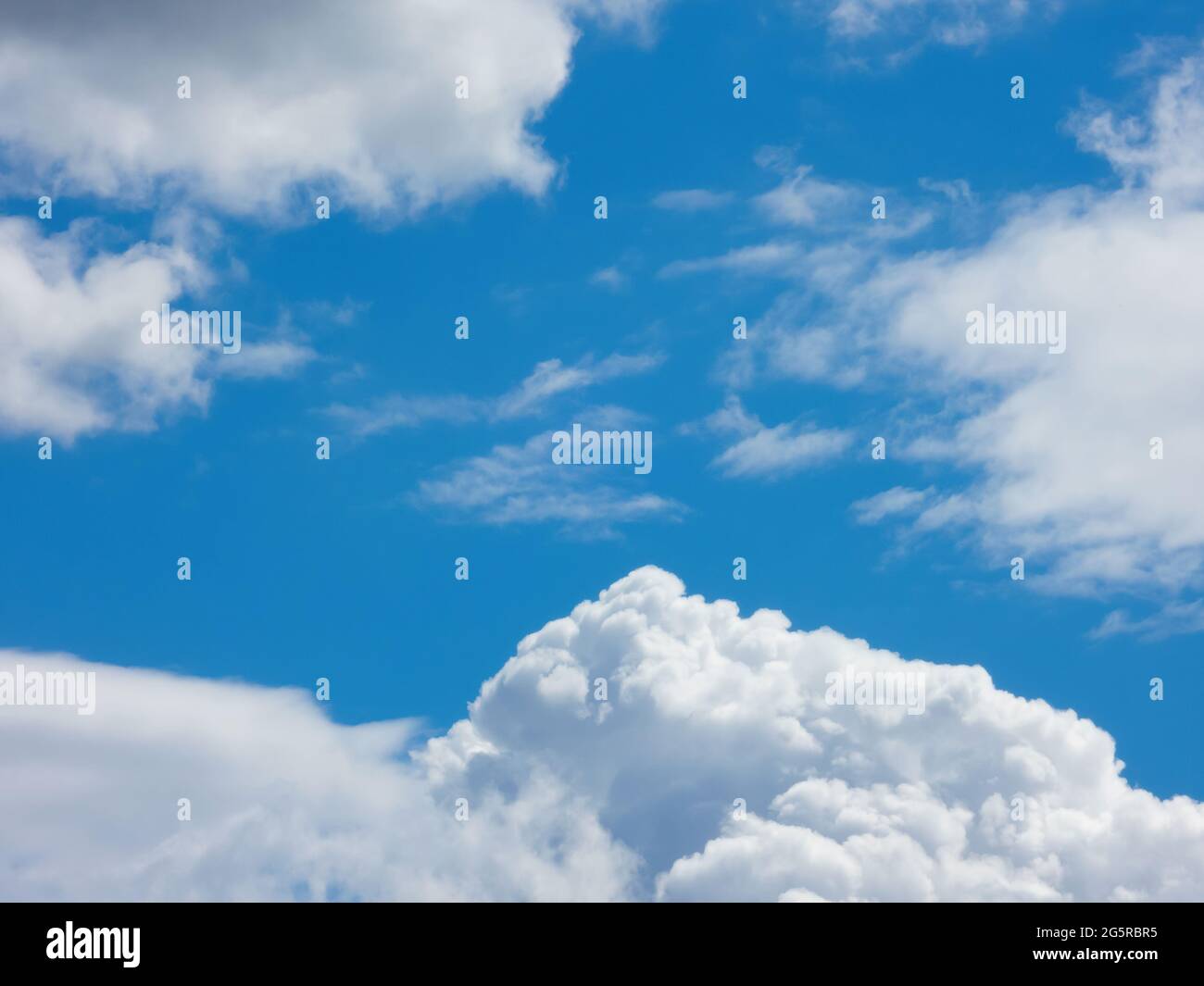 Blue sky with layer of fluffy cumulus clouds Stock Photo - Alamy
