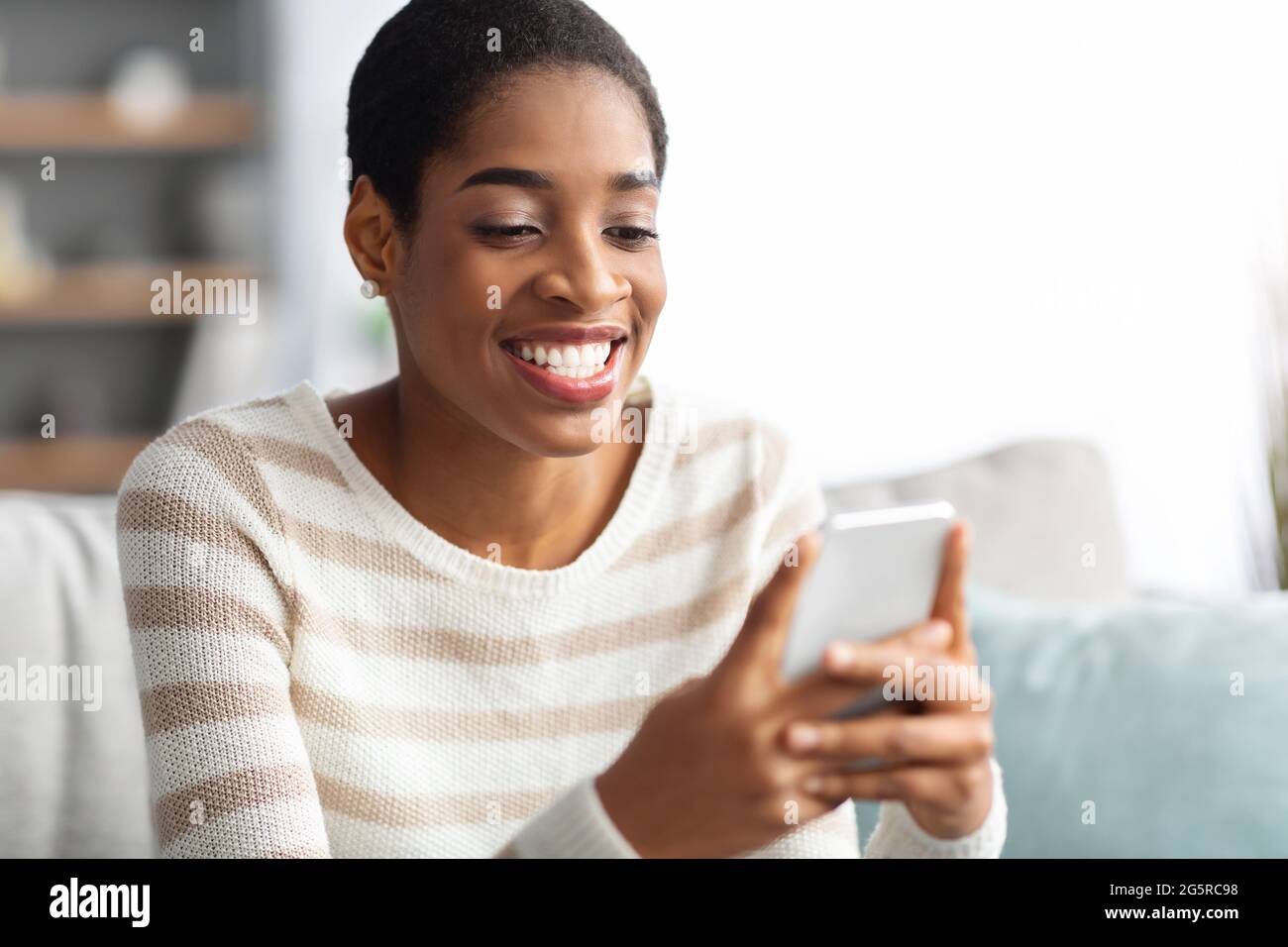 Woman smartphone home hi-res stock photography and images - Alamy