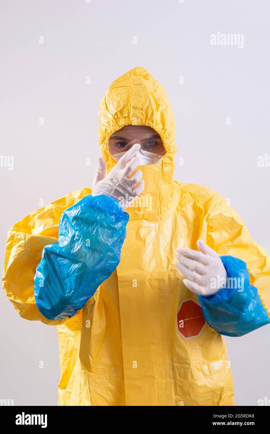 Medical yellow suit hi-res stock photography and images - Alamy