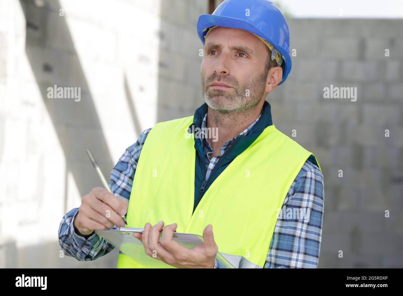 a modern builder with clipboard Stock Photo - Alamy