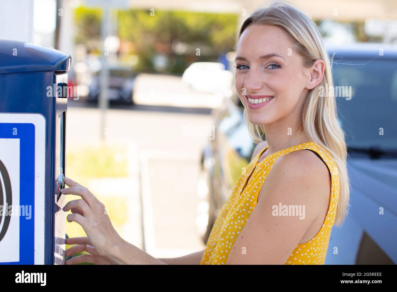 Automatic public convenience hi-res stock photography and images - Alamy