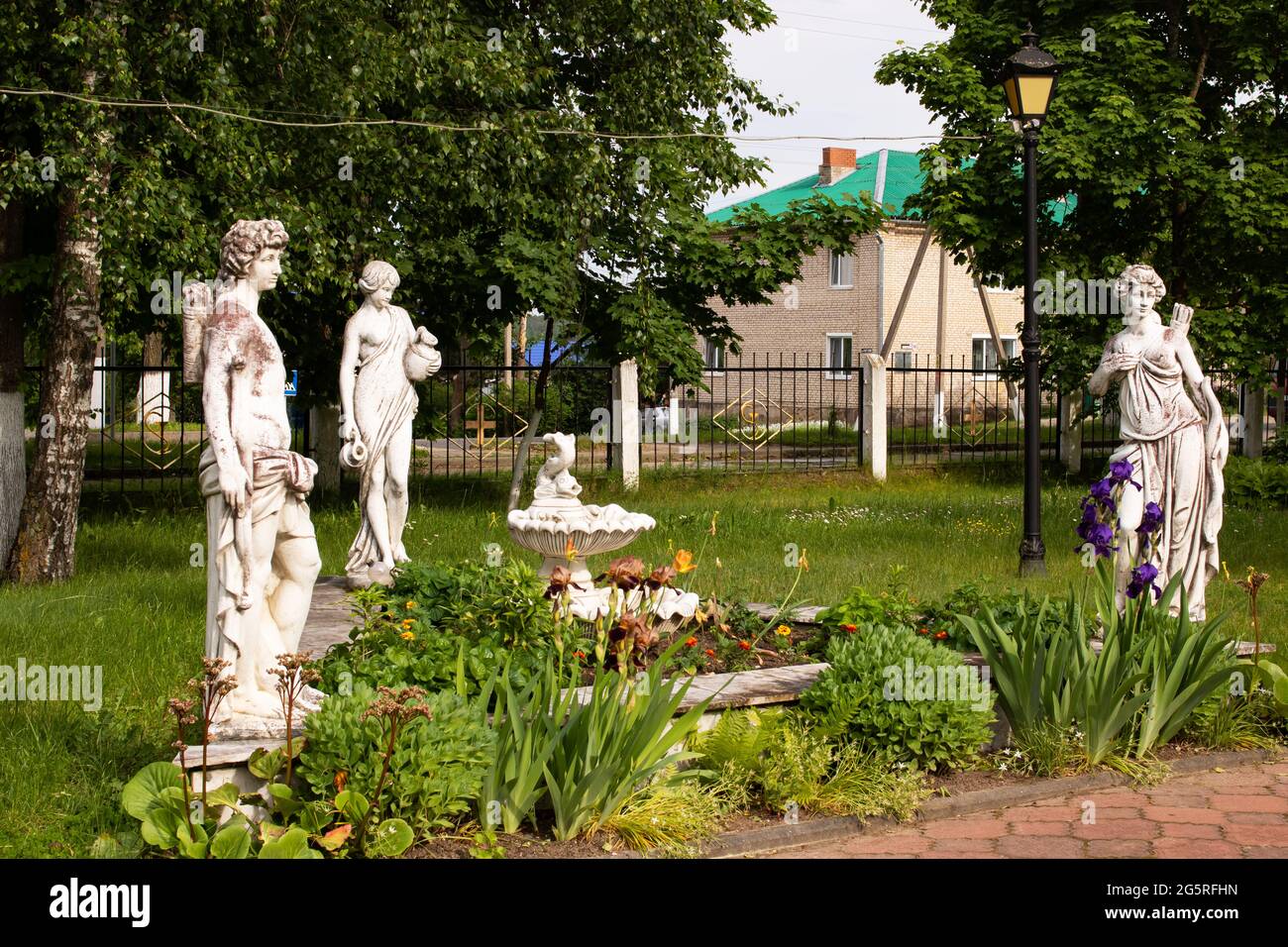 Statues and fountain in the park closeup Stock Photo - Alamy