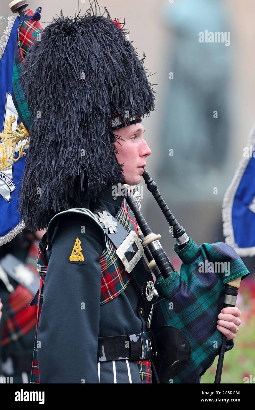 Piper royal regiment scotland queen hi-res stock photography and images ...