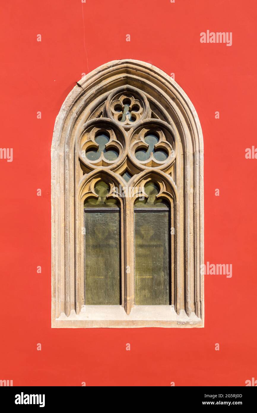 Gothic stone window frame on red wall, Uj utca, Sopron, Hungary Stock ...