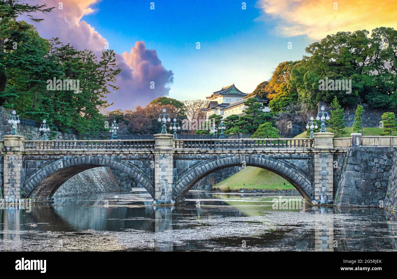 Palace and bridge hi-res stock photography and images - Alamy