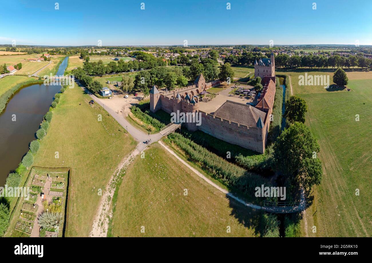 Doornenburg castle near the river De Linge Stock Photo - Alamy