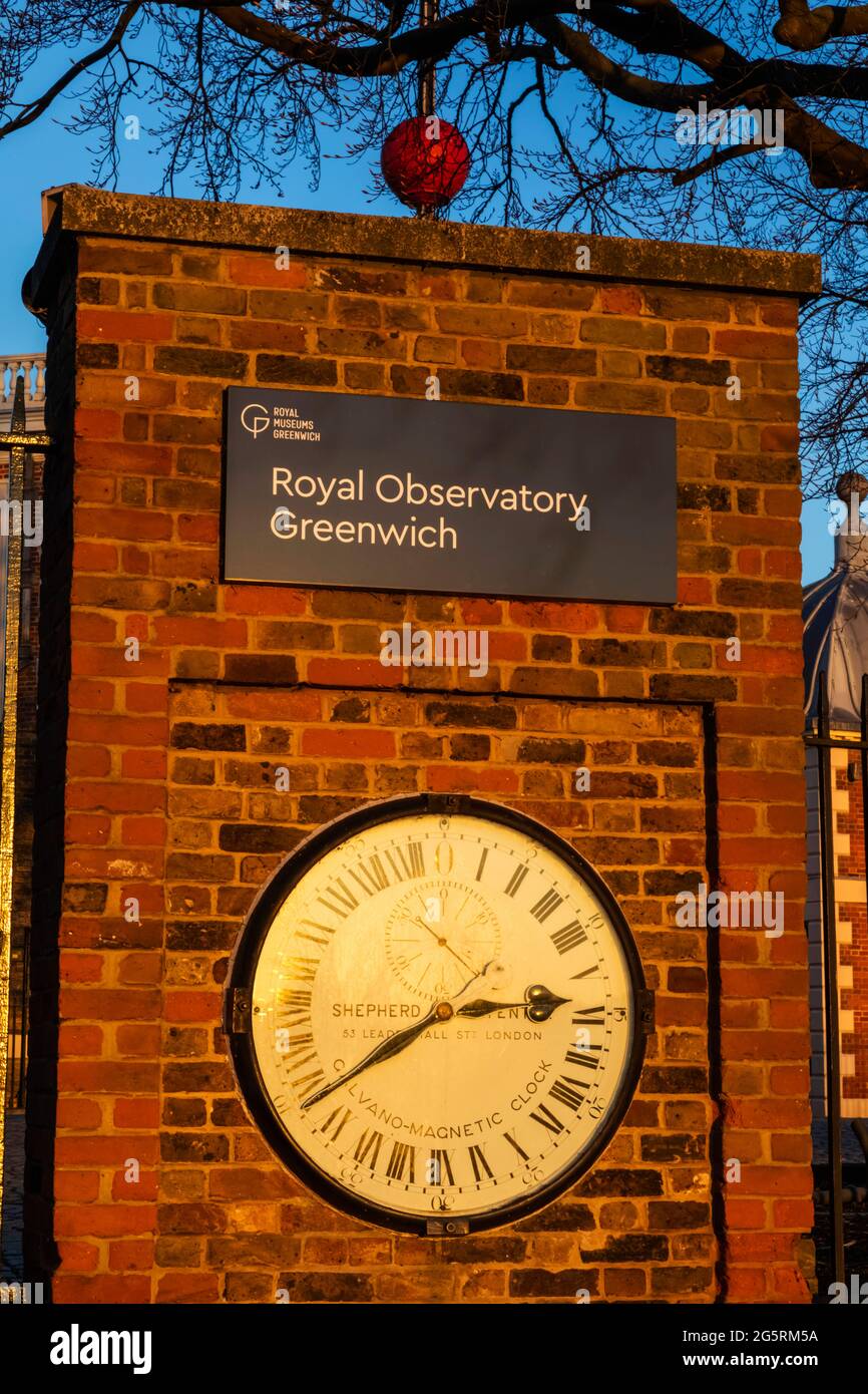 The shepherd 24 hour gate clock hi-res stock photography and images - Alamy