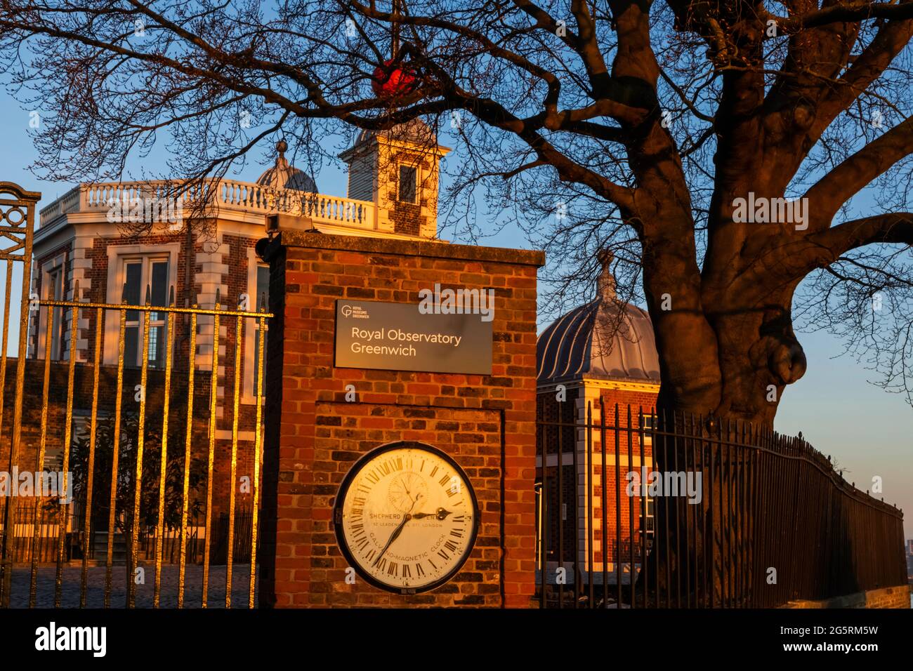 24 hour gate clock hi-res stock photography and images - Alamy