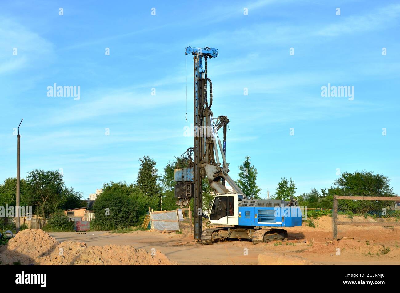 Vibrating hydraulic hammer. The hydraulically driven free-fall hammer ...