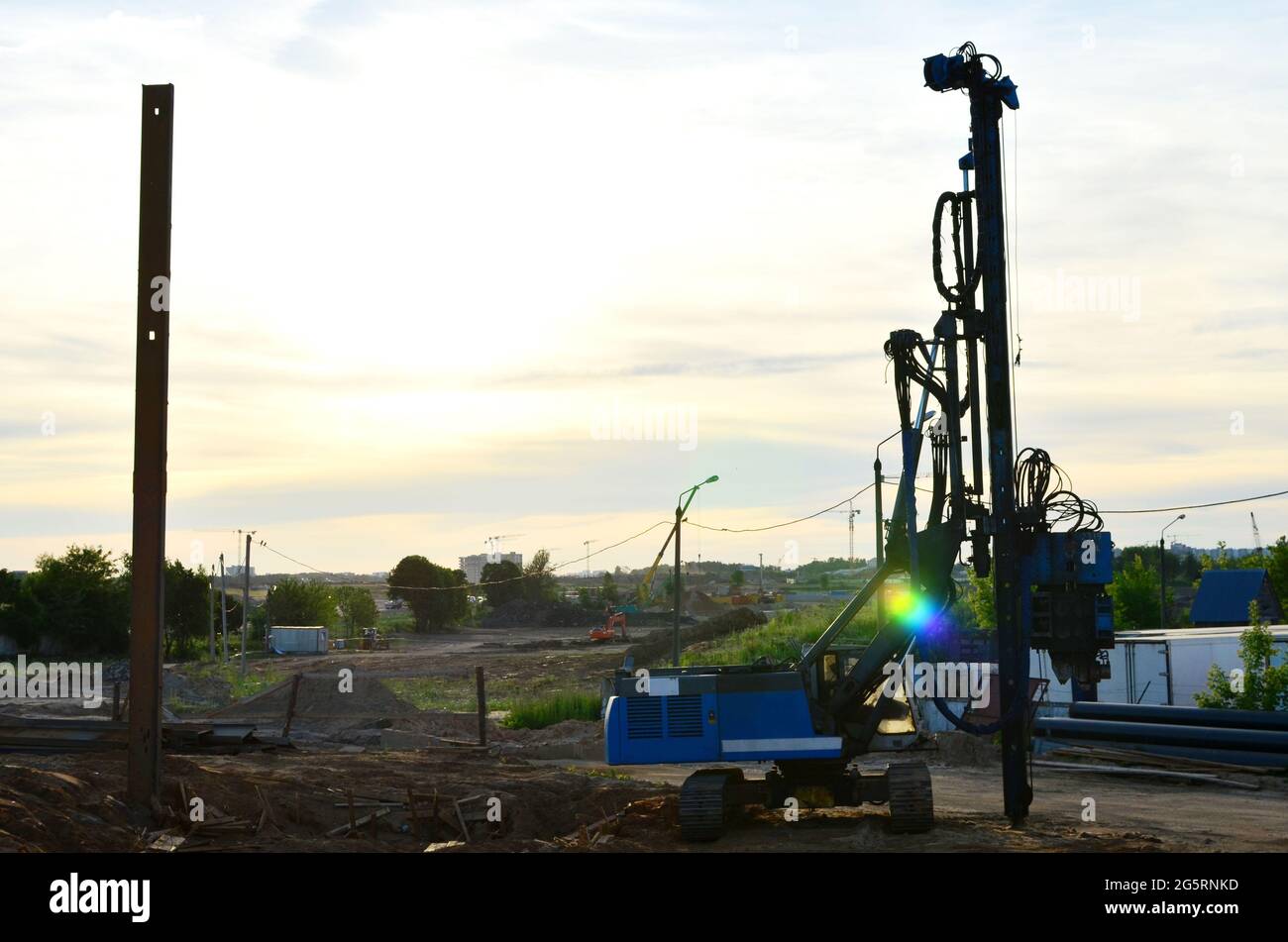 Vibrating hydraulic hammer. The hydraulically driven free-fall hammer ...