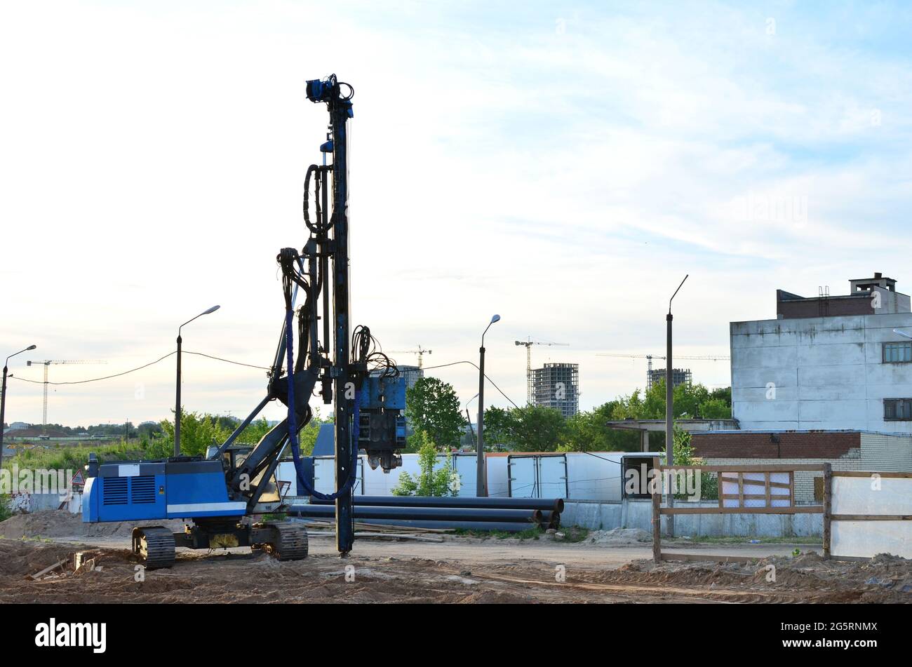 Vibrating hydraulic hammer. The hydraulically driven free-fall hammer ...