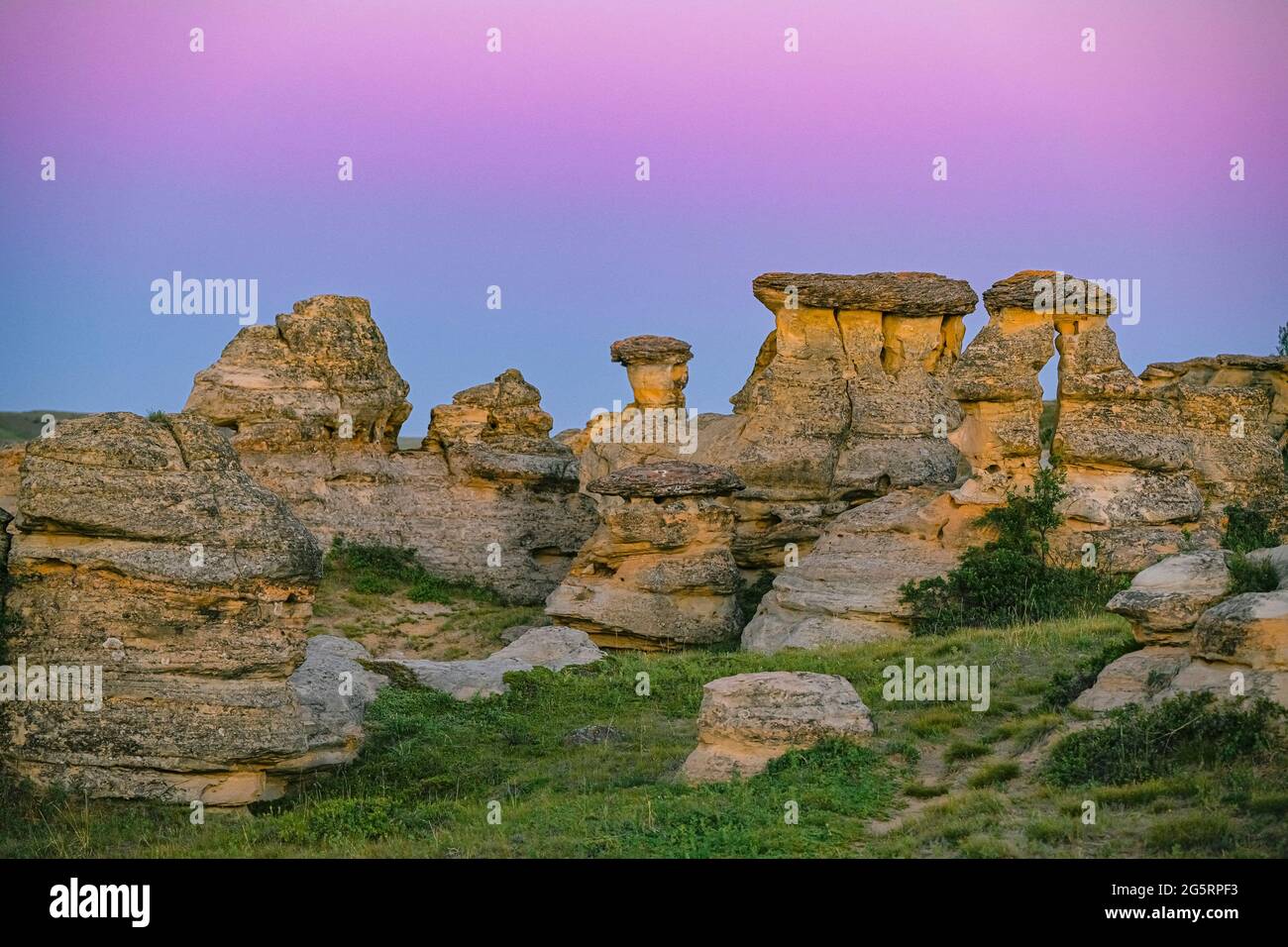 Hoodoos, Badlands, Áísínai'pi, Writing on Stone Provincial Park ...
