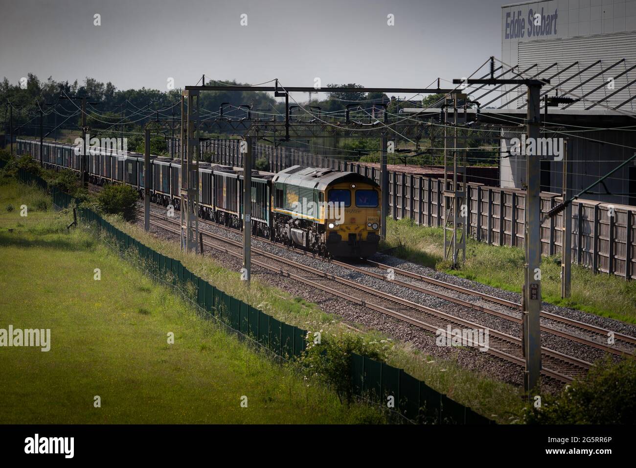 Freightliner Class 66 - 66613 passing DIRFT Stock Photo - Alamy