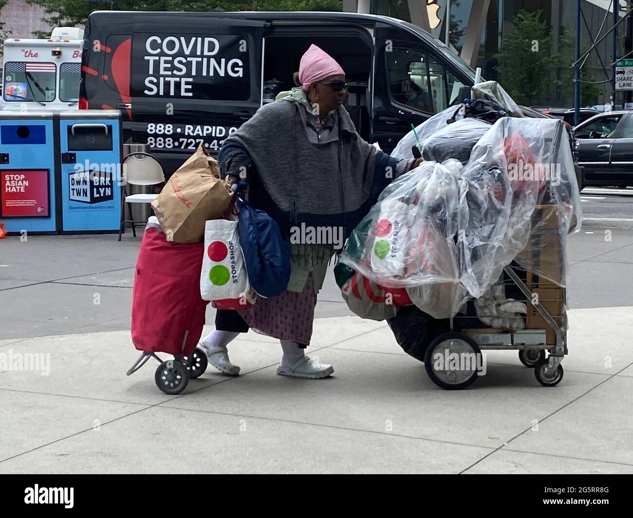 Homeless woman cart hi-res stock photography and images - Alamy