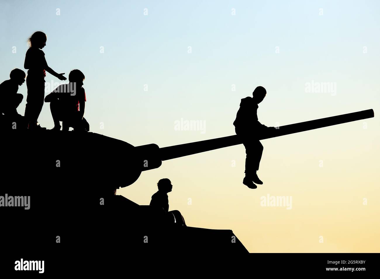 Army tank gun dramatic hi-res stock photography and images - Alamy