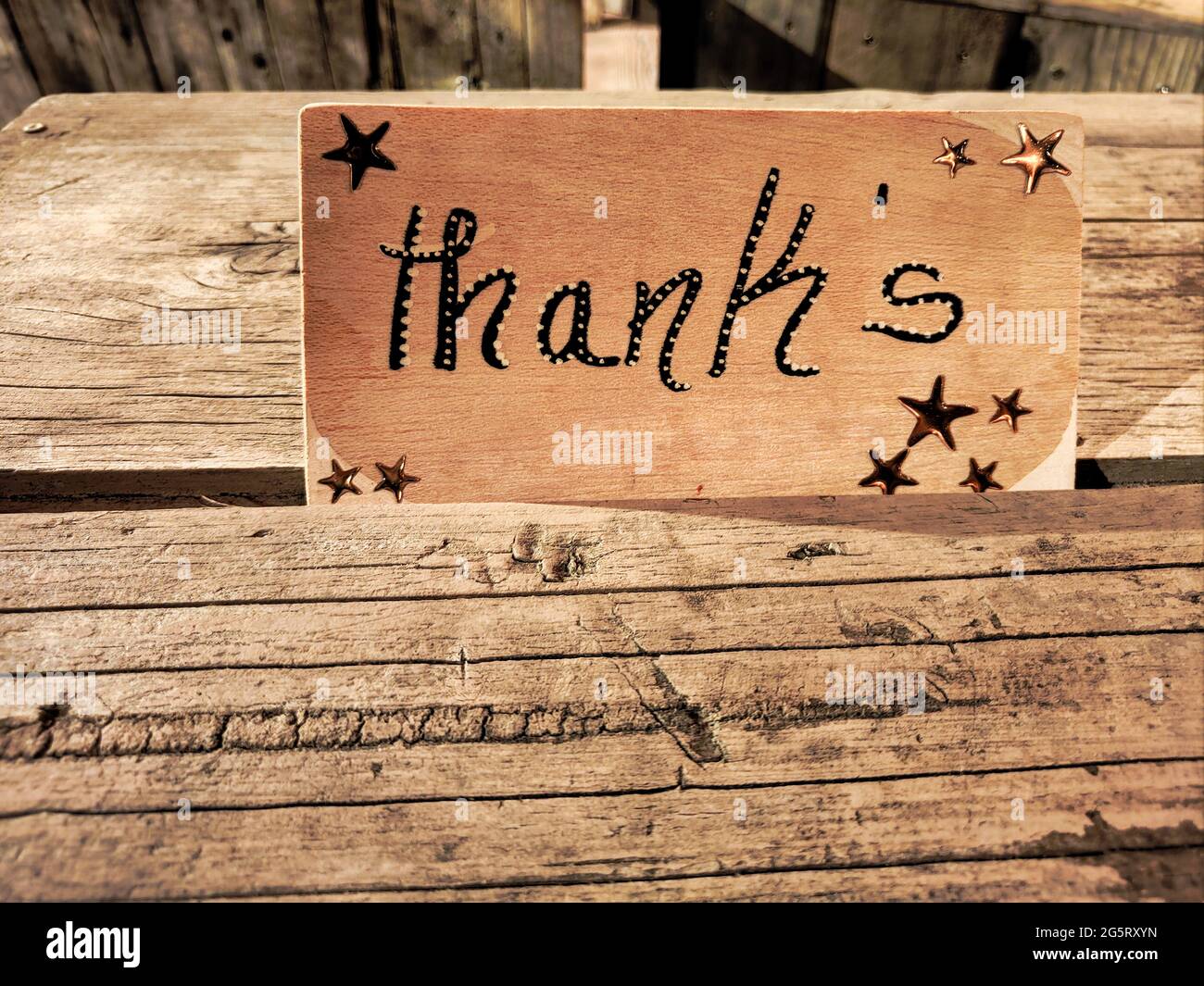 poster giving thanks written on rustic wood Stock Photo - Alamy