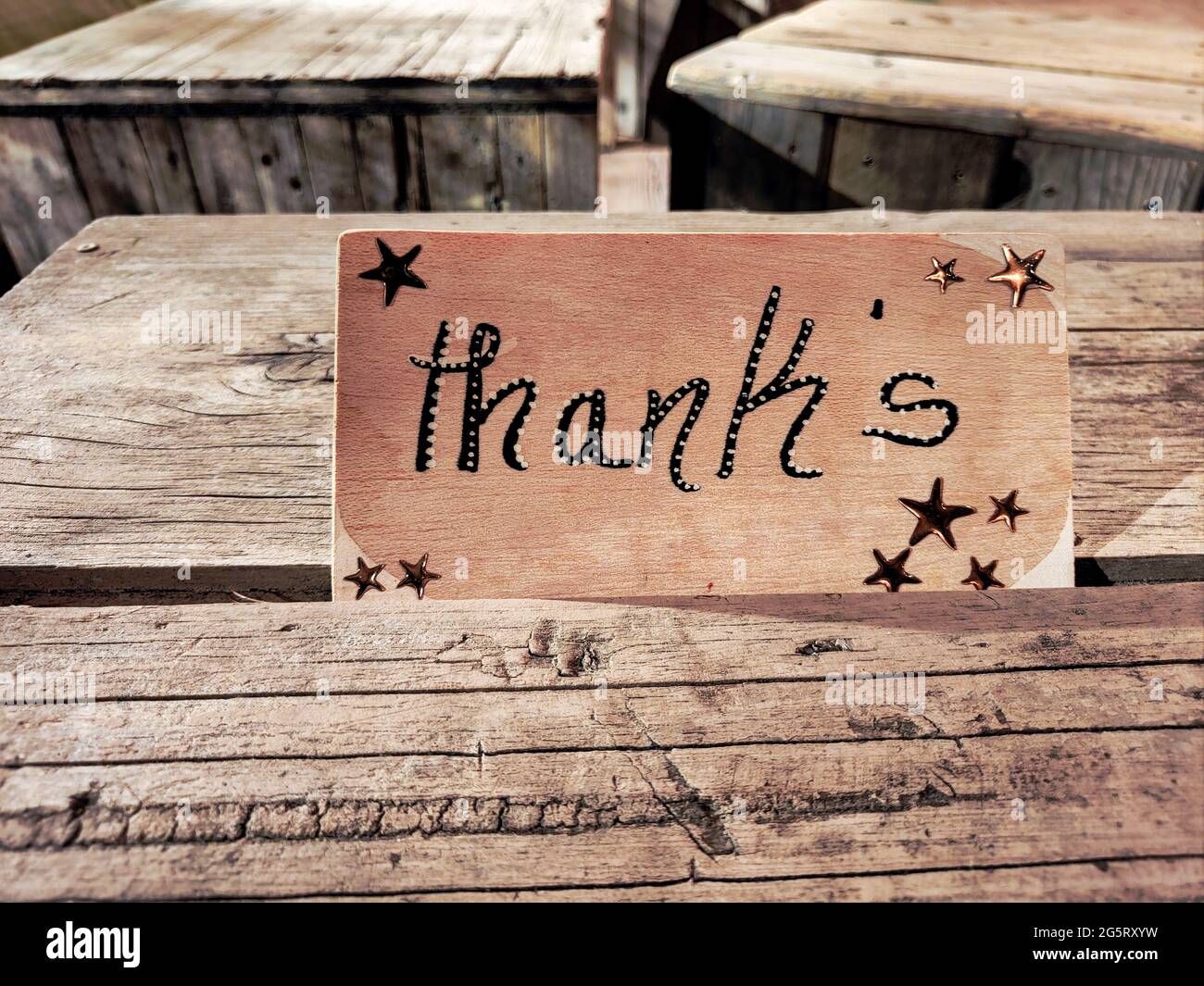 poster giving thanks written on rustic wood Stock Photo - Alamy