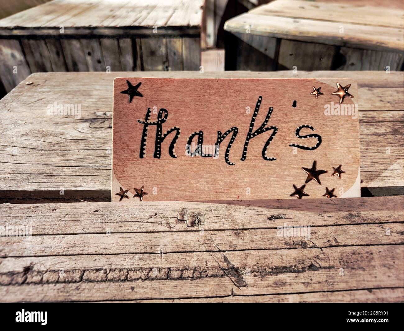 poster giving thanks written on rustic wood Stock Photo - Alamy