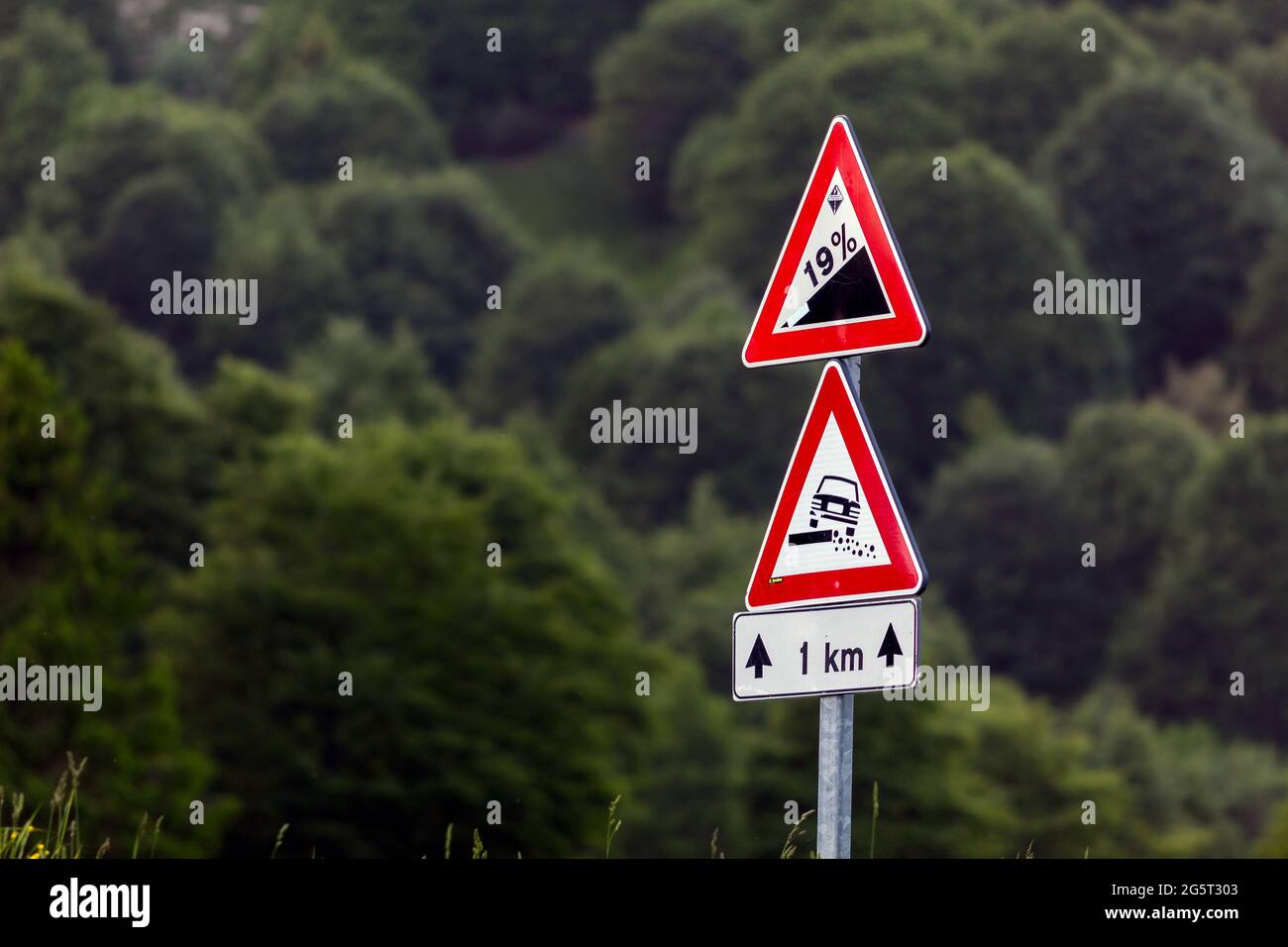 Mountains symbol road signs hi-res stock photography and images - Alamy