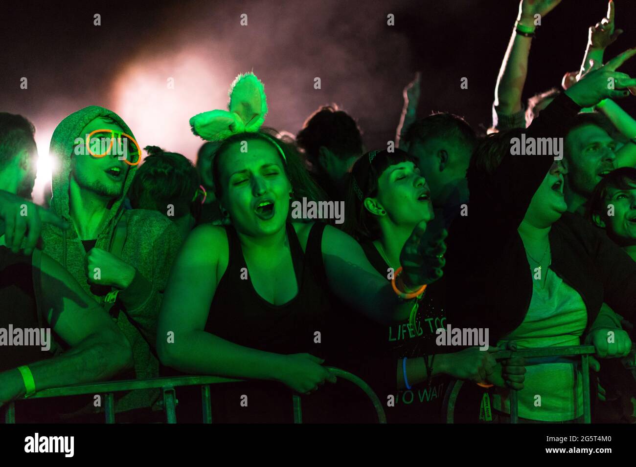 Loud crowd screaming hi-res stock photography and images - Alamy