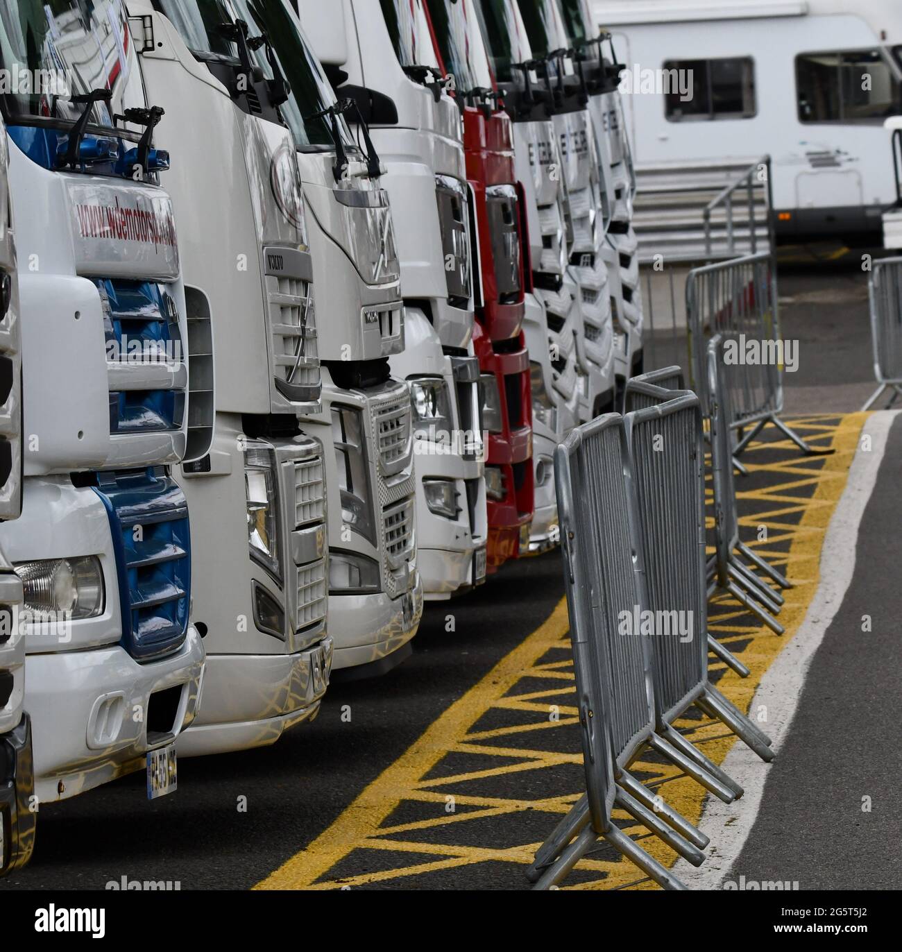 Lorries parking hi-res stock photography and images - Alamy