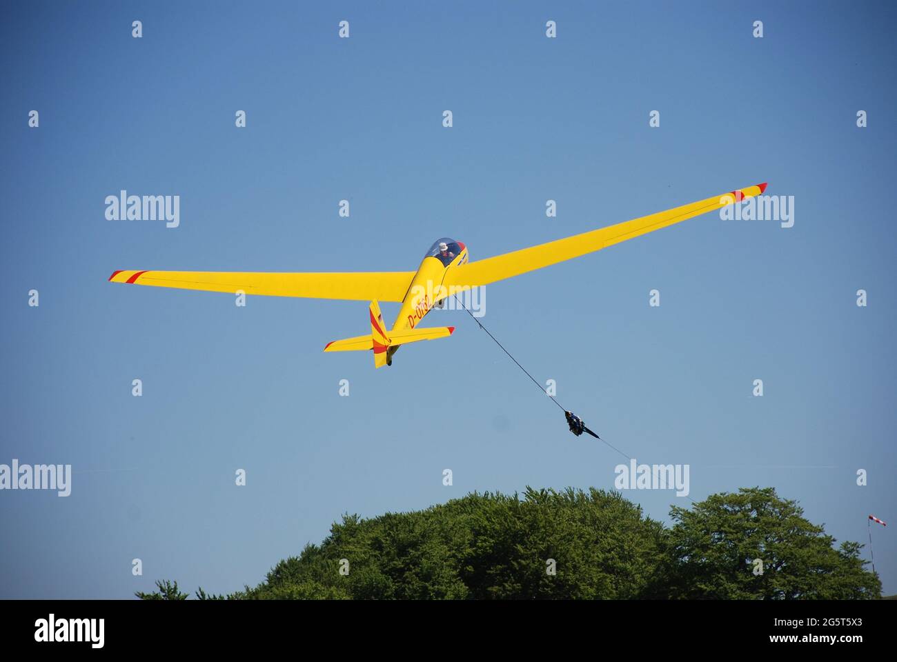 Sailplane pulled hi-res stock photography and images - Alamy
