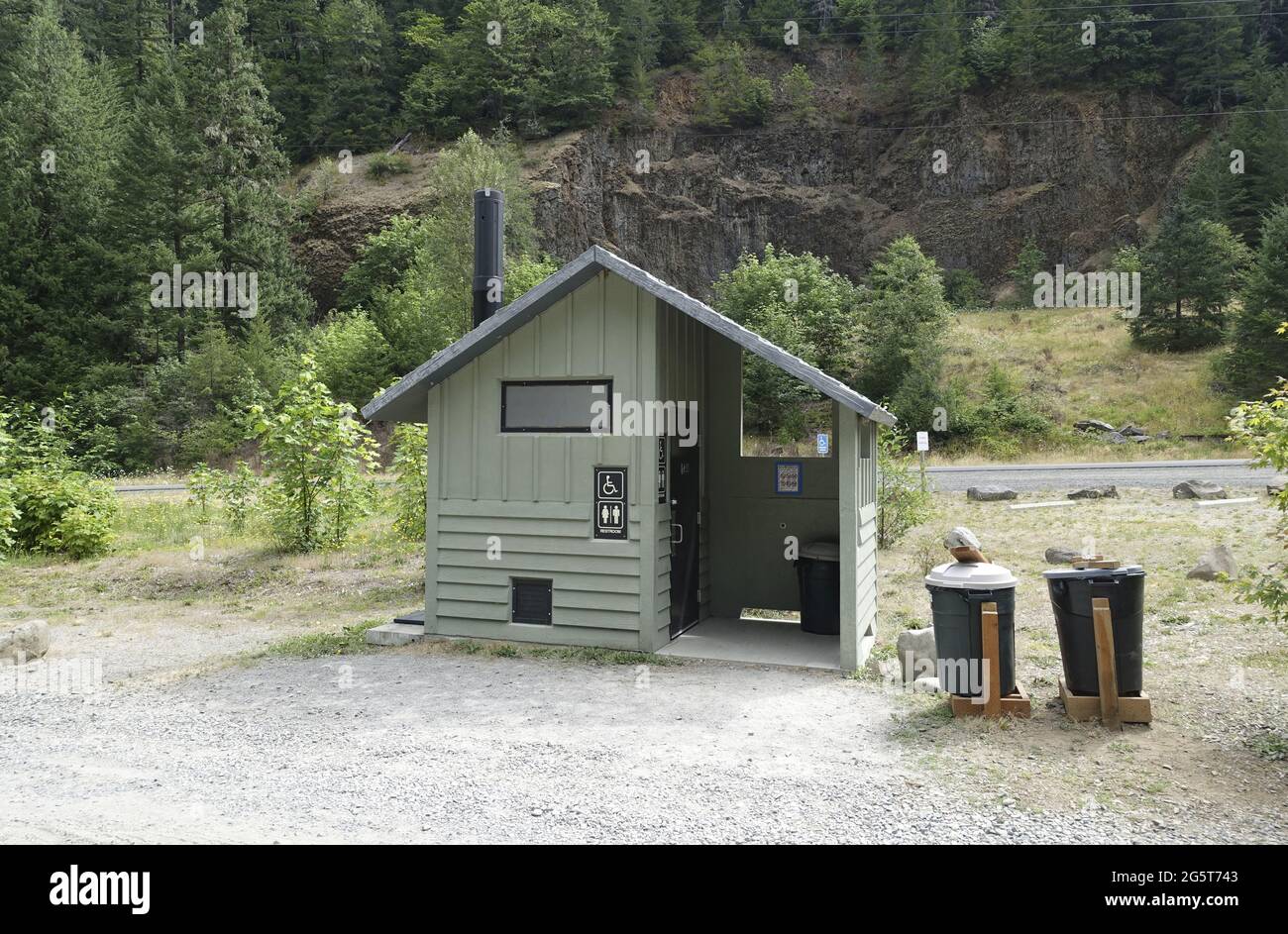 CXT restroom along the Clackamas River Stock Photo - Alamy