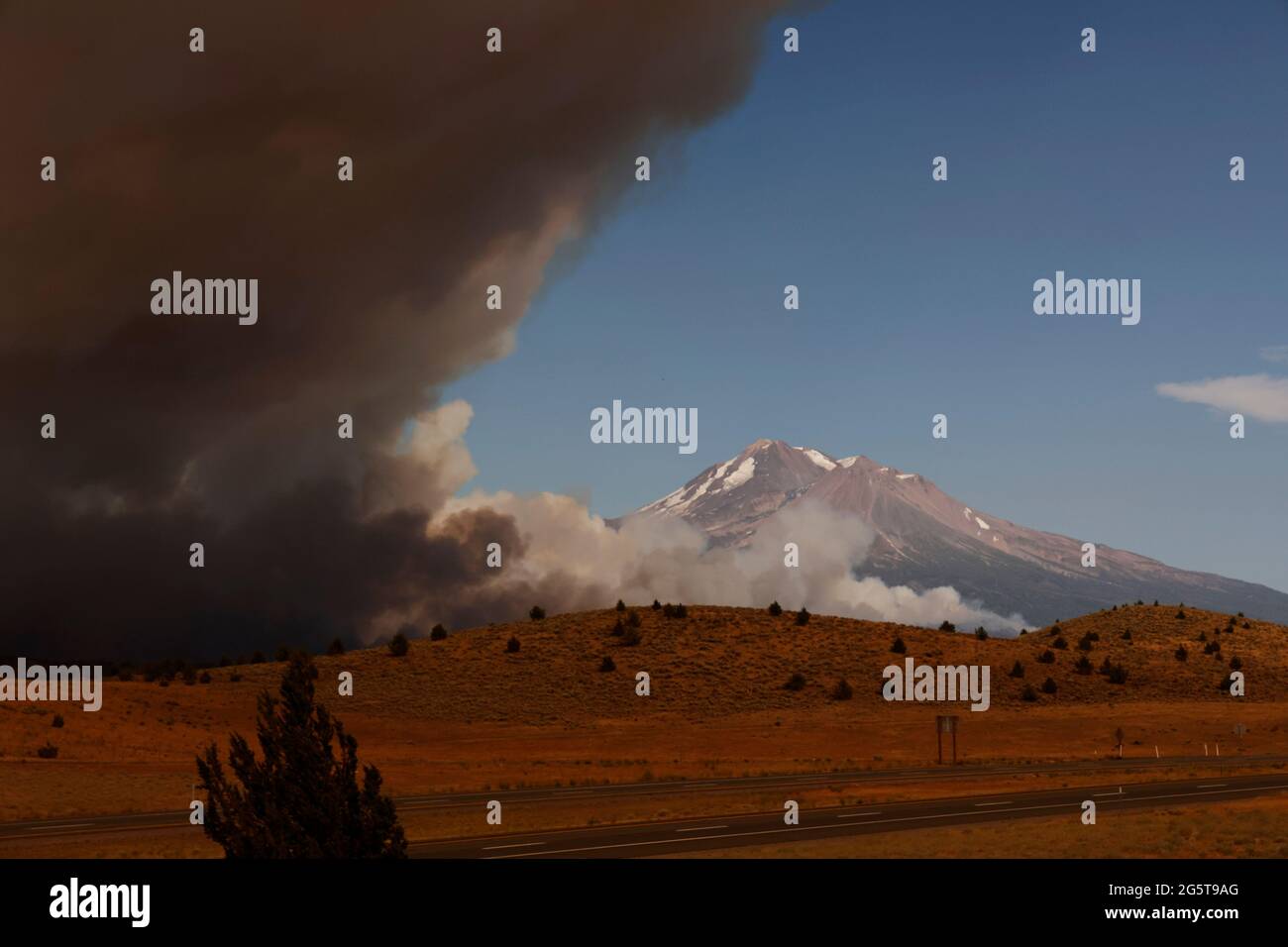 Siskiyou County, USA. 28th June, 2021. The Lava Fire from Interstate 5 ...