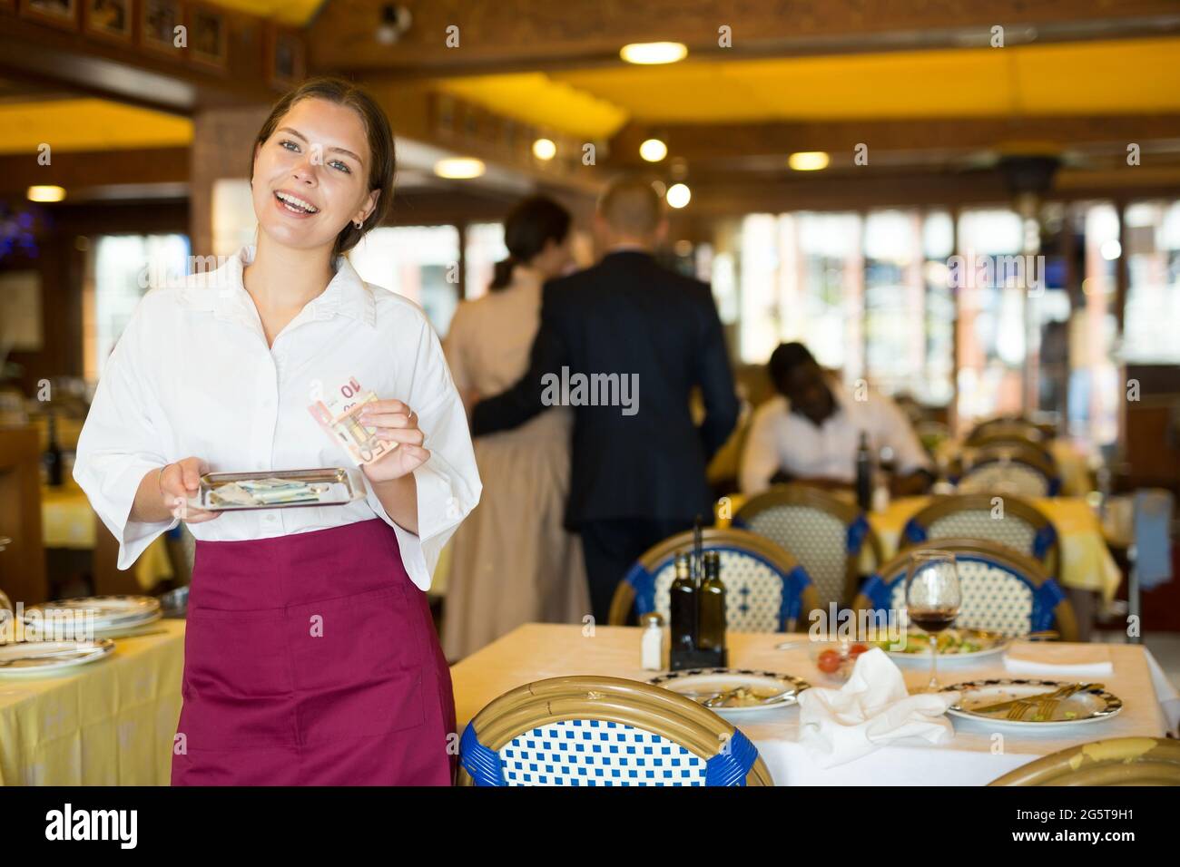 Happy waitress holding bill hi-res stock photography and images - Alamy