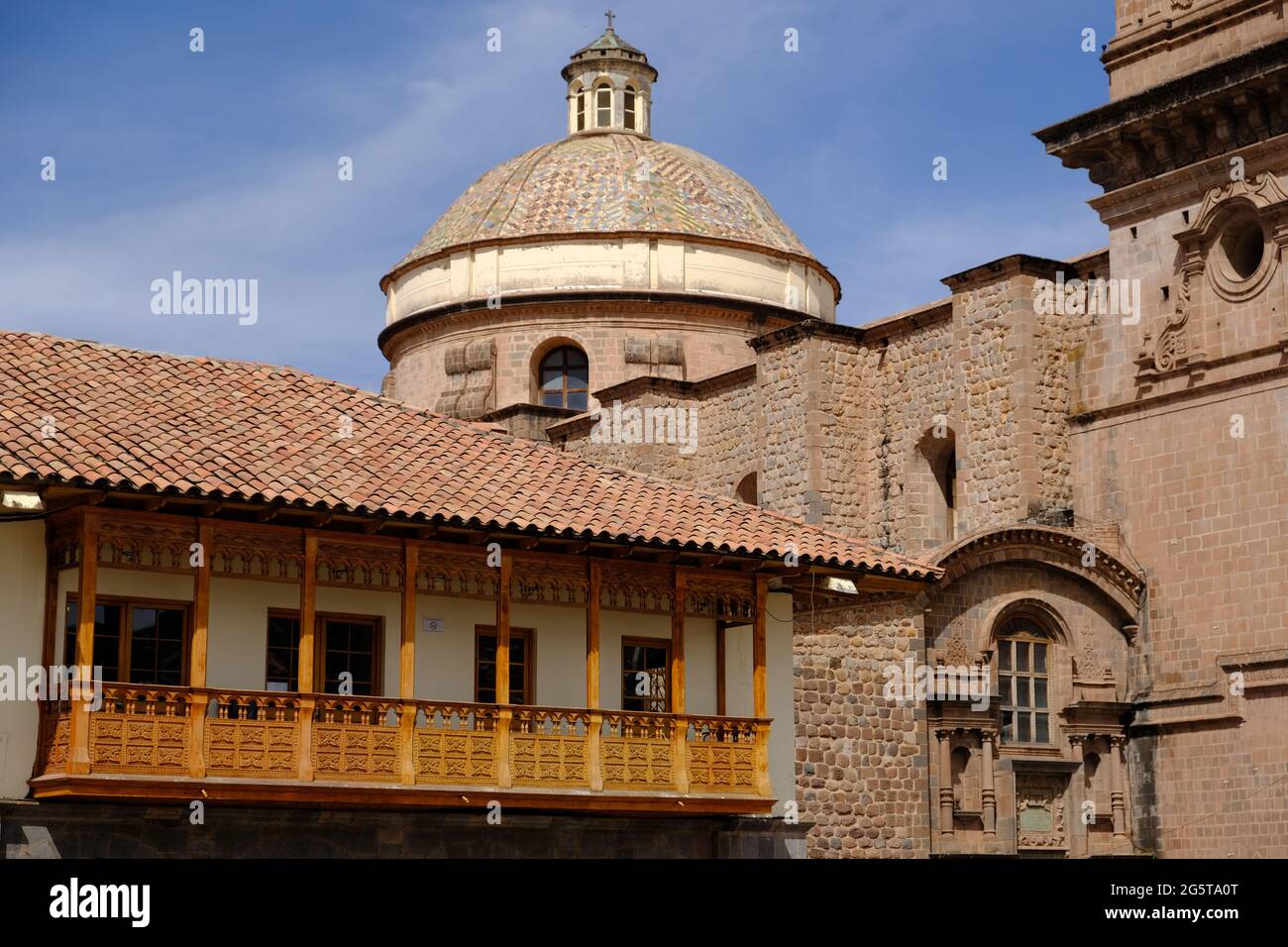 Peru Cusco - Plaza De Armas surrounding buildings Stock Photo - Alamy