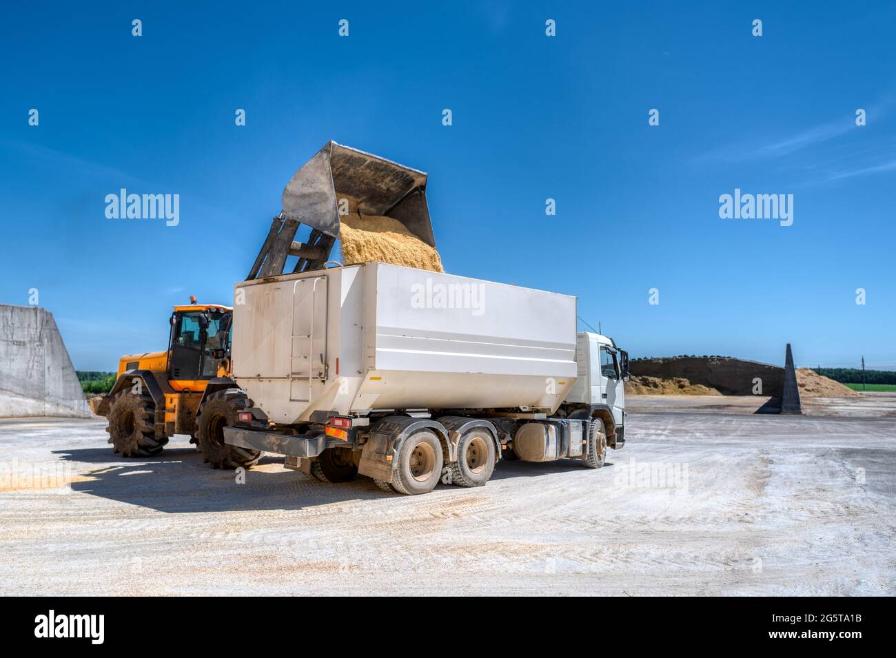 Bucket loader hi-res stock photography and images - Alamy