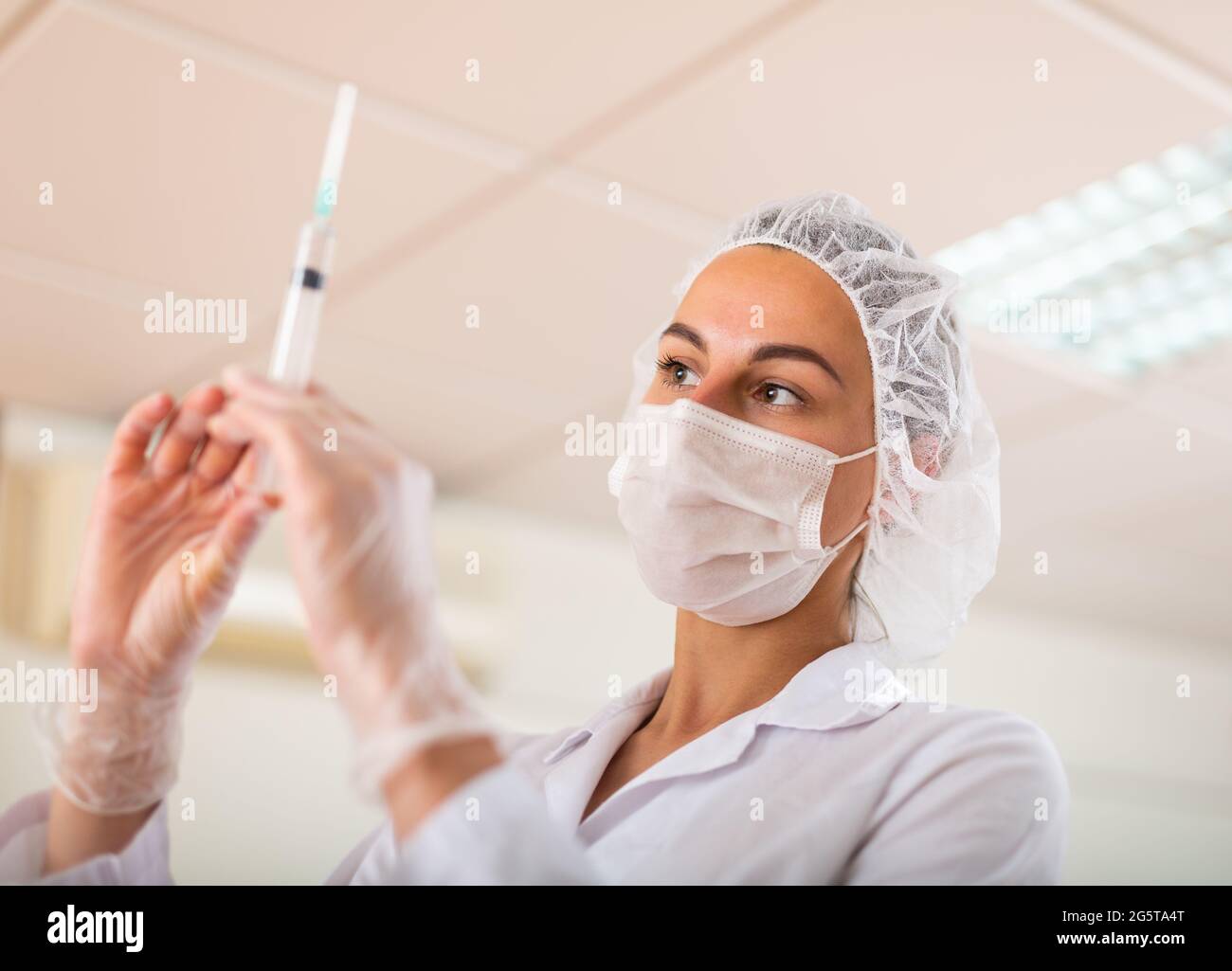 Nurse prepares a syringe for injection Stock Photo - Alamy