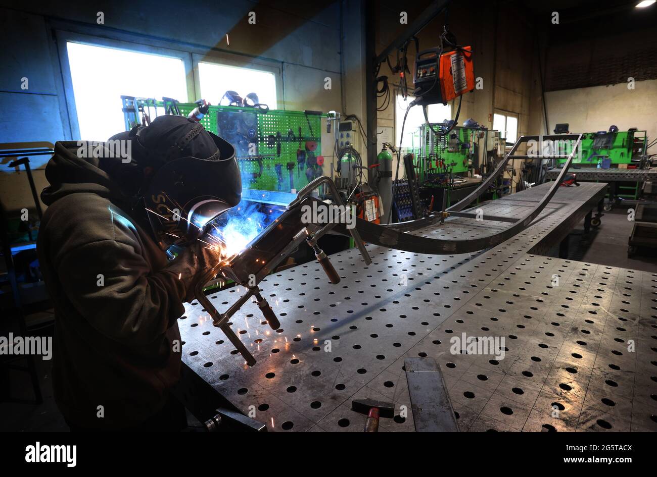 Durach, Germany. 06th May, 2021. An employee of the pumptrack ...