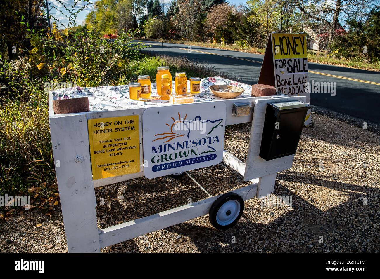 Food vendor side road hi-res stock photography and images - Alamy