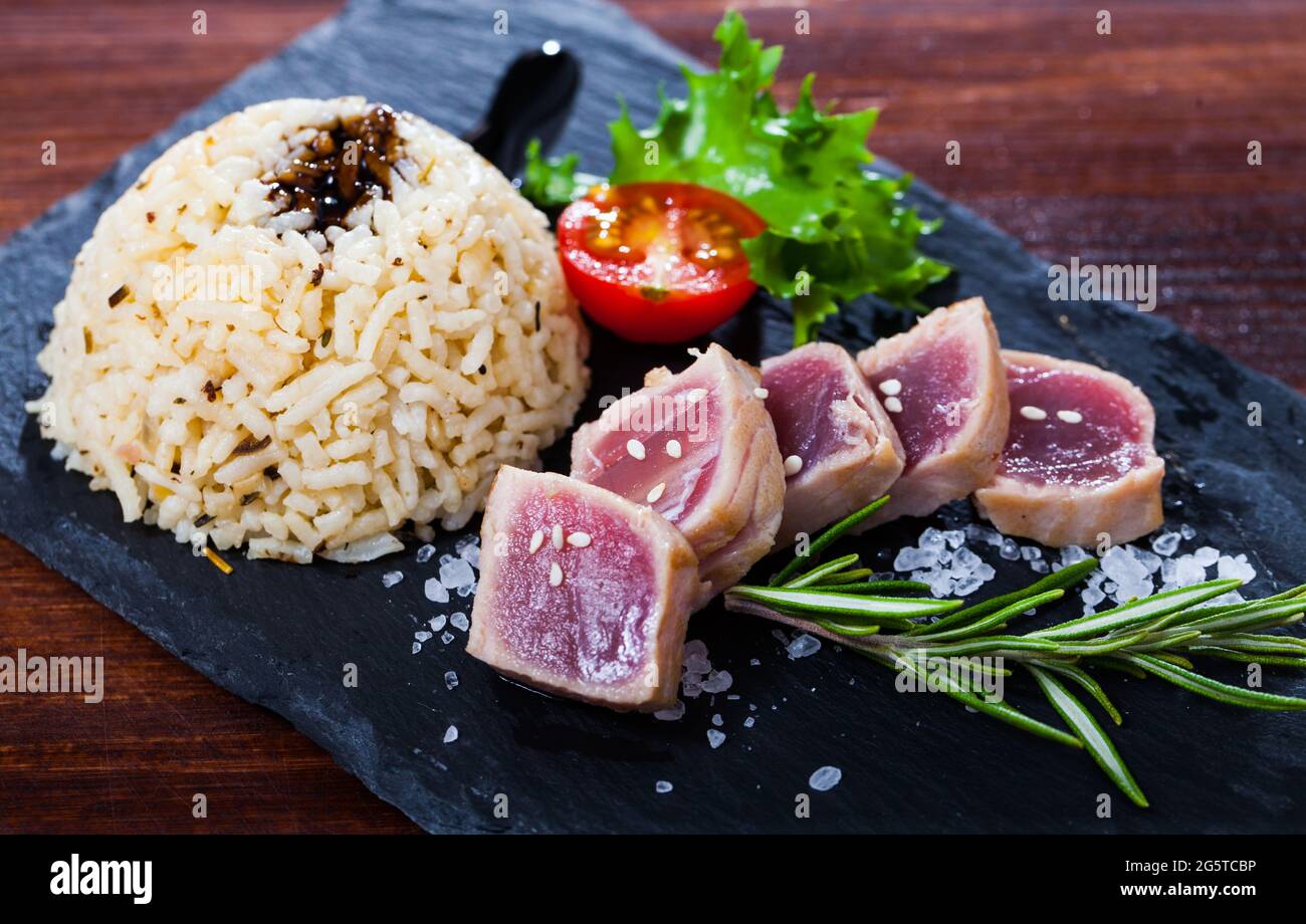 Tuna tataki with rice Stock Photo - Alamy