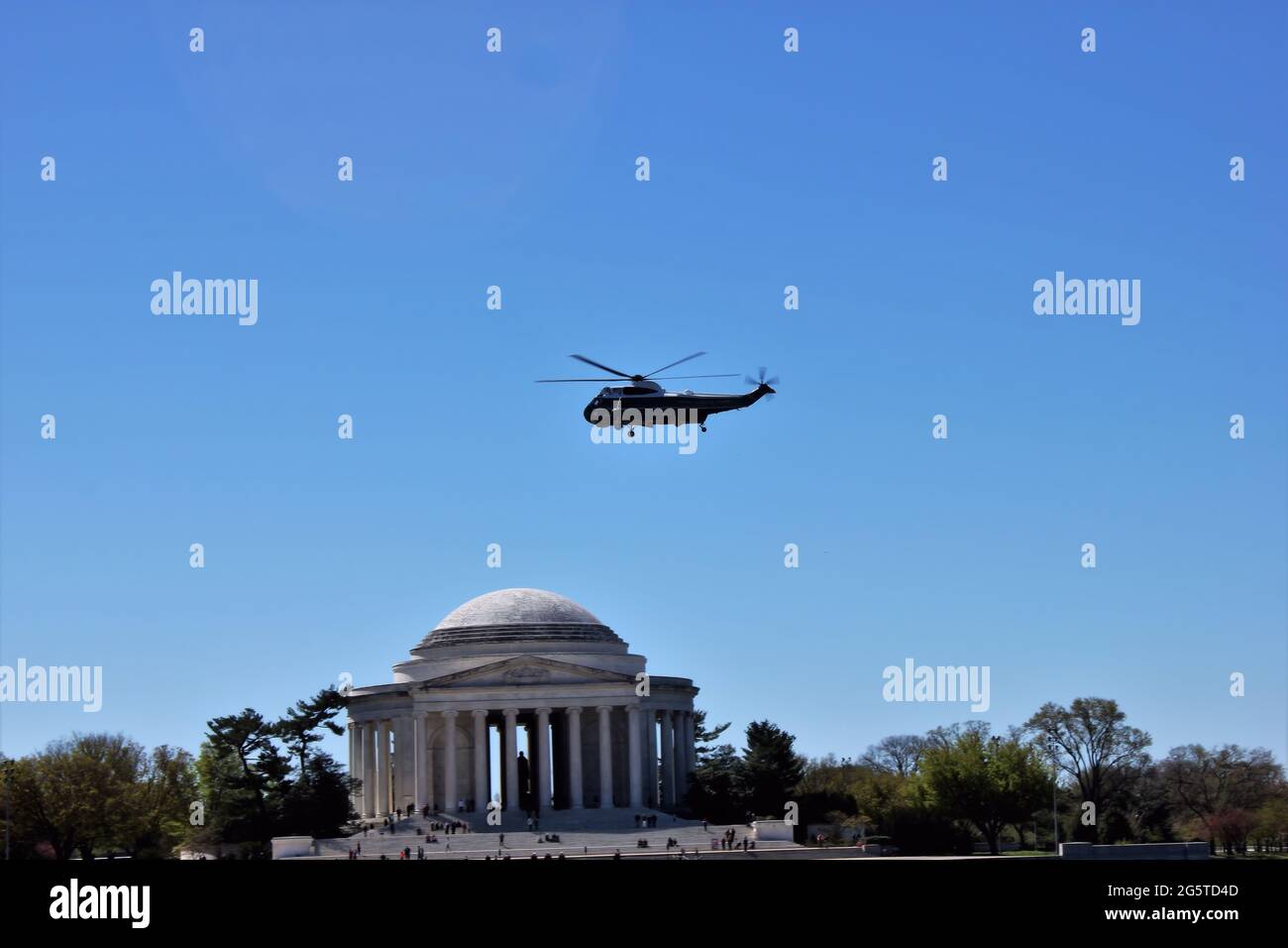 Presidential helicopter flying over Lincoln memorial monument Stock ...