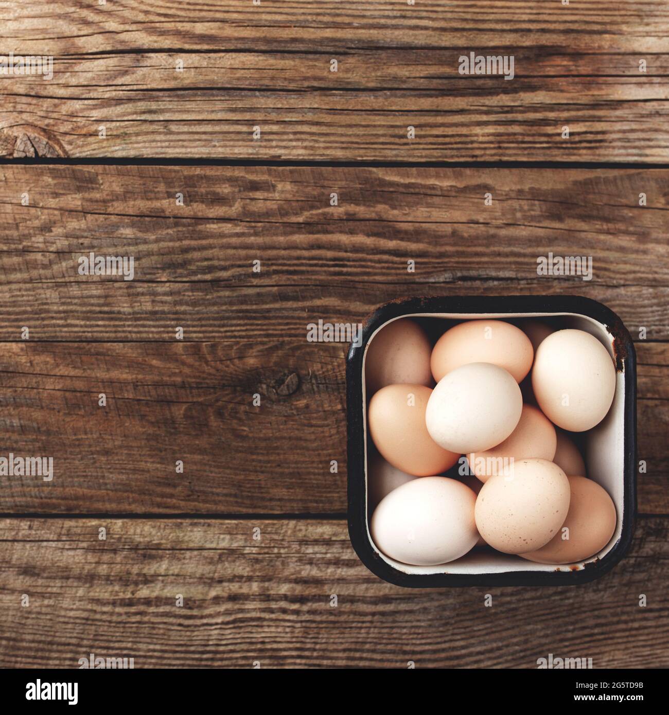 Hen basket hi-res stock photography and images - Alamy