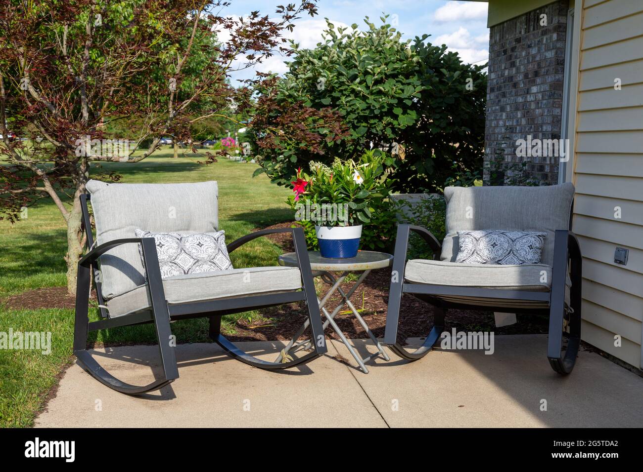 Two rocking chairs hi-res stock photography and images - Alamy