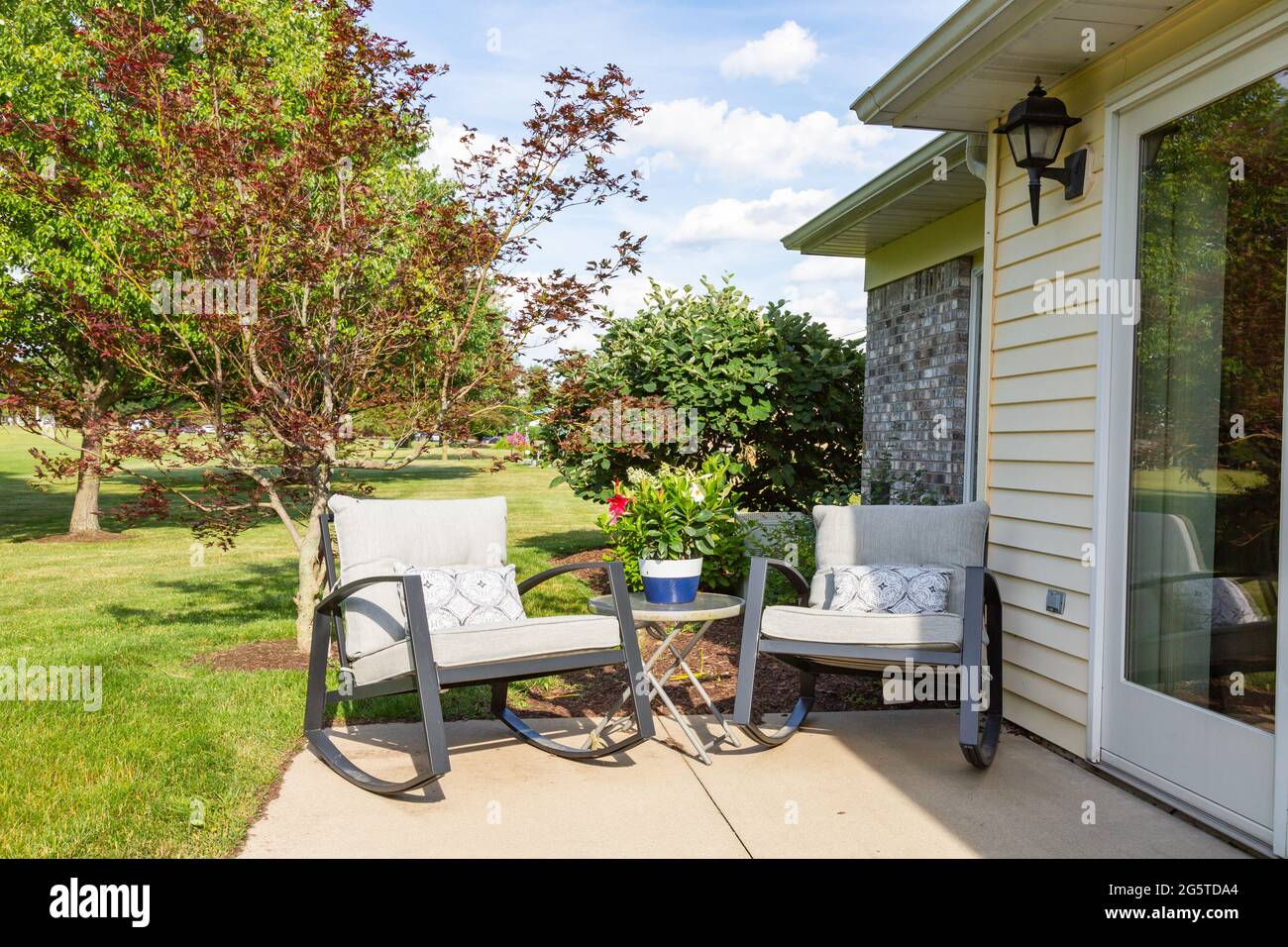 Two rocking chairs hi-res stock photography and images - Alamy