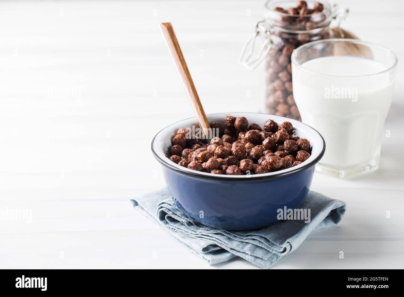 Round cocoa flakes in a bowl. Dry breakfast Stock Photo - Alamy