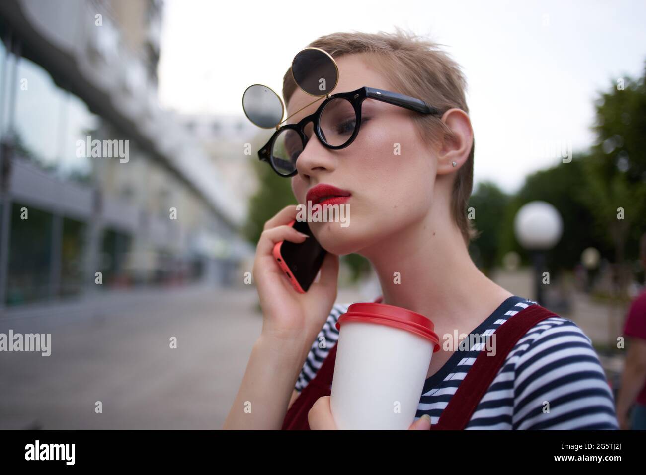 woman outdoors talking on the phone walk lifestyle Stock Photo - Alamy