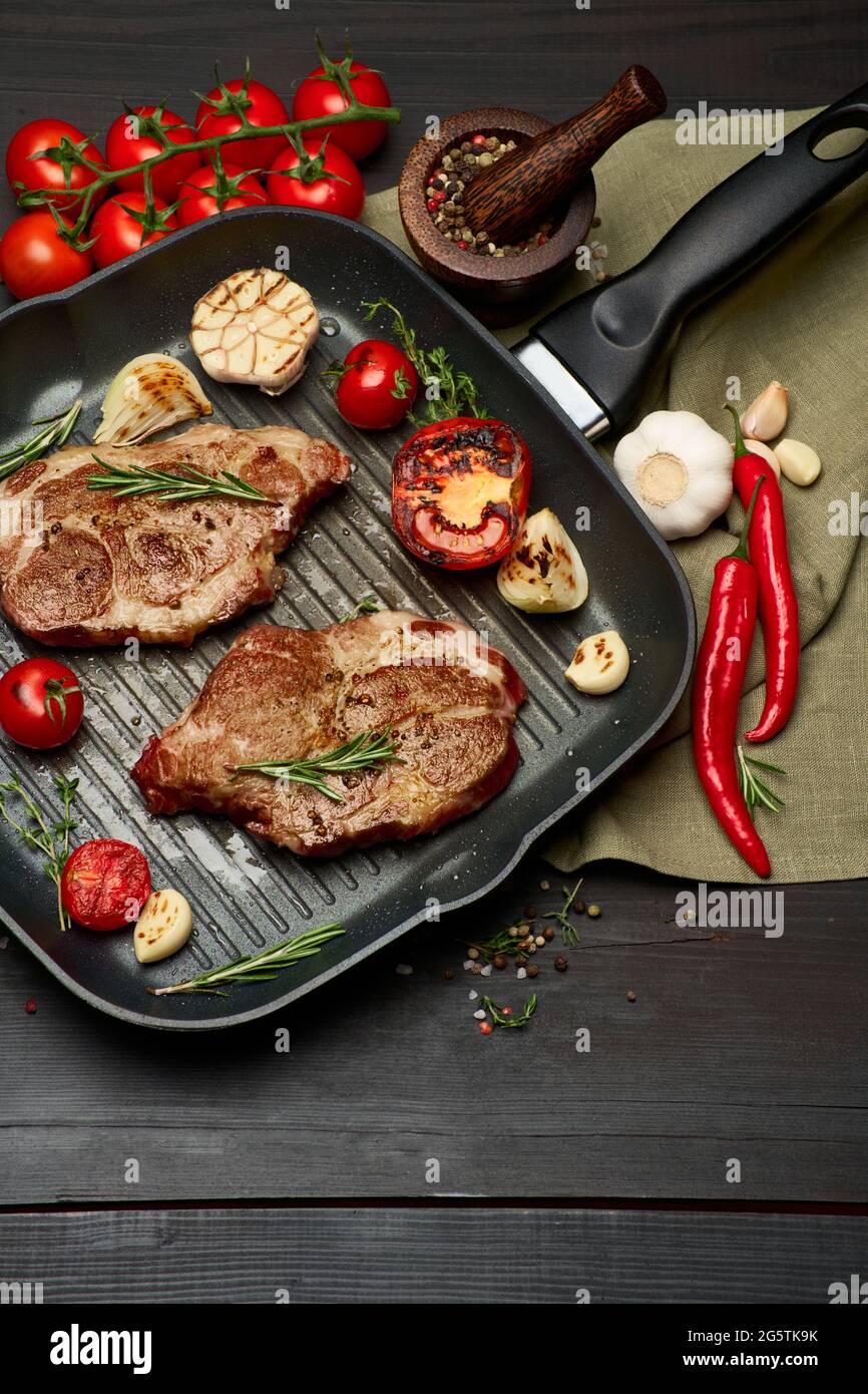 Pan frying sirloin steaks hi-res stock photography and images - Alamy