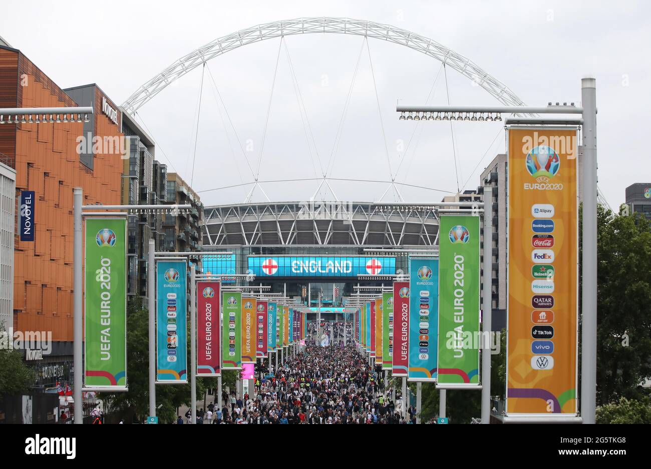 Wembley stadium fans walk hi-res stock photography and images - Alamy