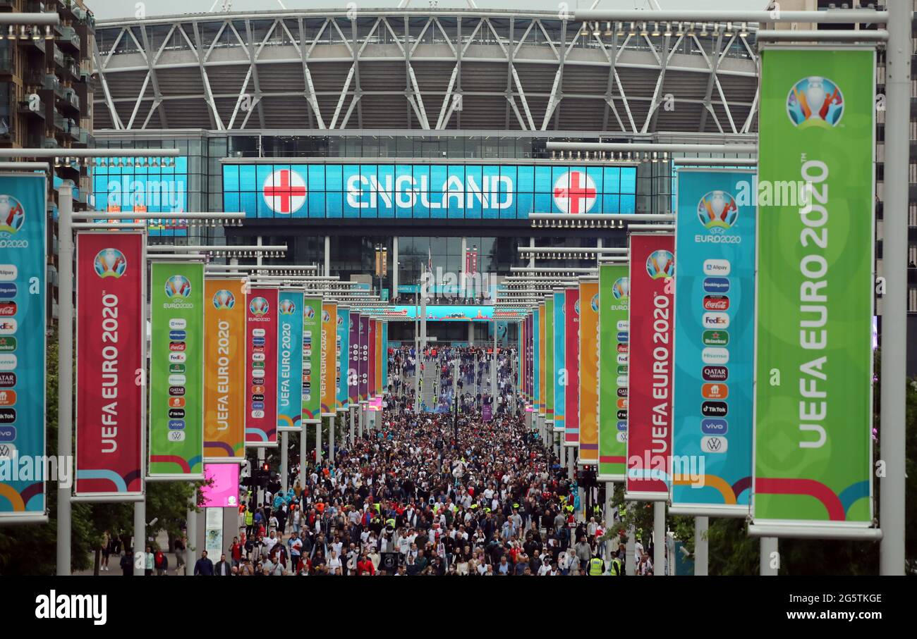 Wembley stadium fans 2020 hi-res stock photography and images - Alamy