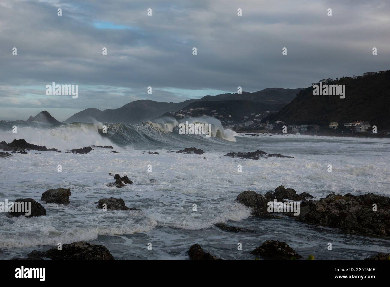 New zealand coast waves houses hi-res stock photography and images - Alamy