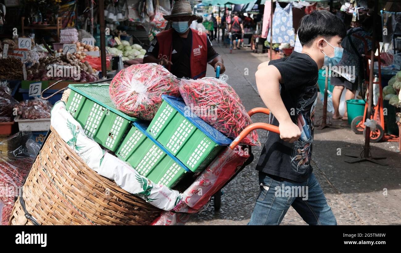 Man pulling Hand Truck Klong Toey Market Wholesale Wet Market Bangkok ...