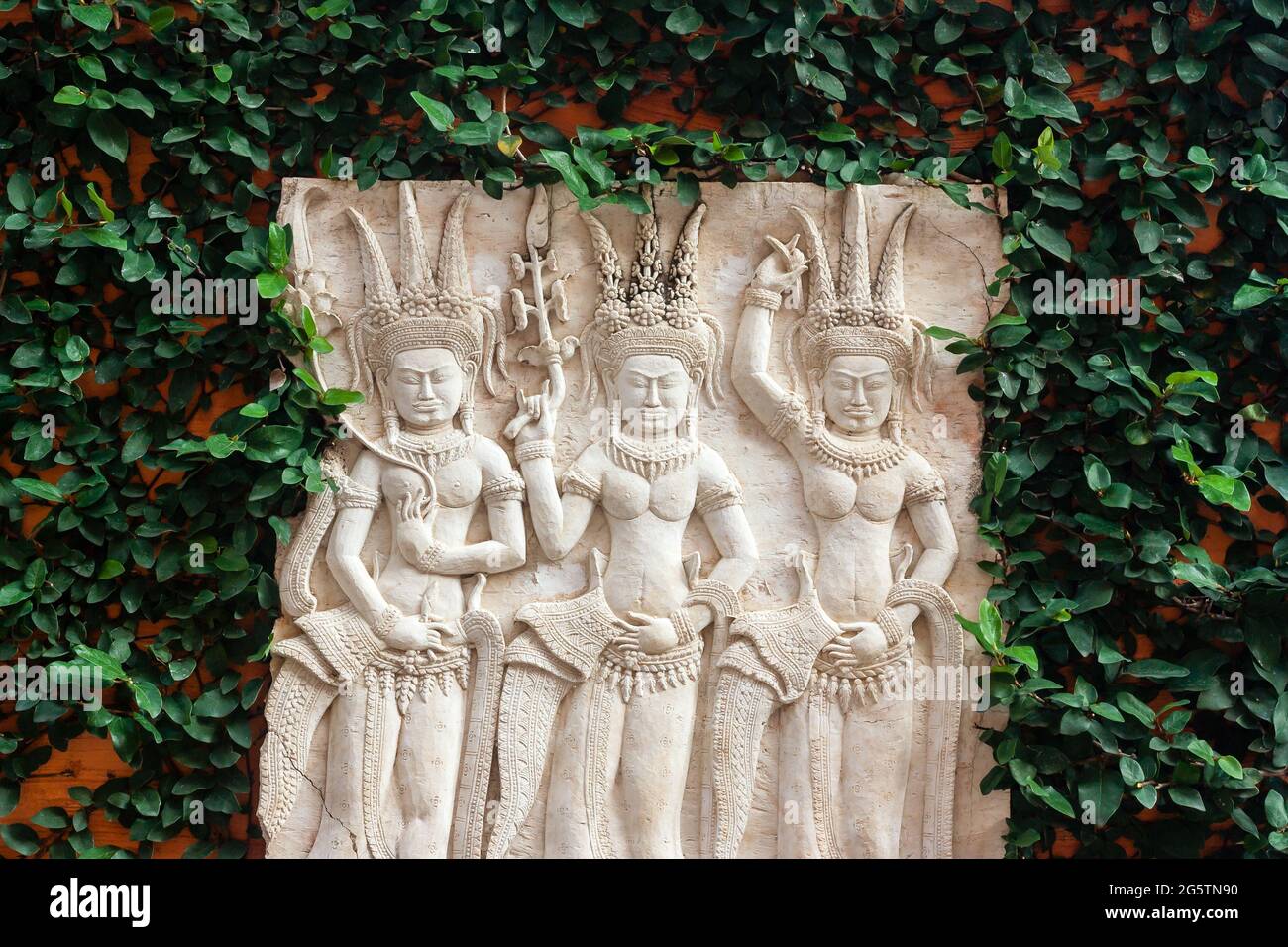 Apsara craft statue mimics Angkor's ancient art to decorate the garden ...